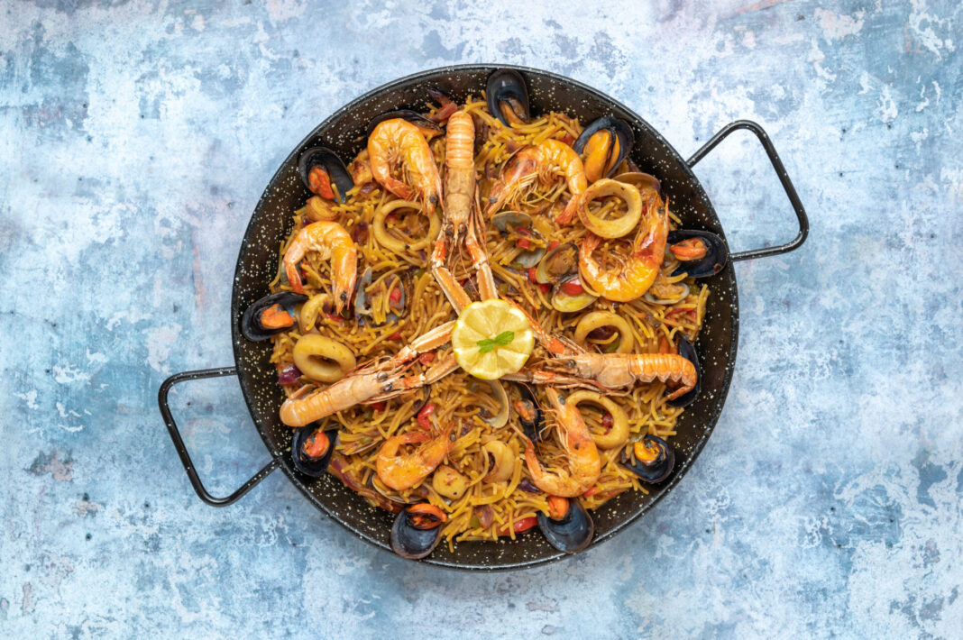 Fideuá: el plato mediterráneo que se cocina a base de mar y paciencia ...